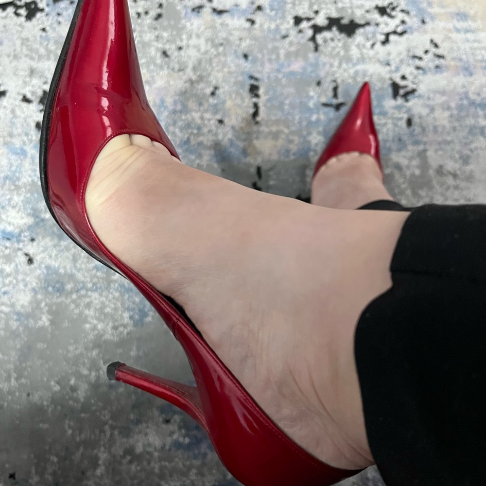 Stuart Weitzman Fever Pumps Patent Red Quasar 4.25” - Gem